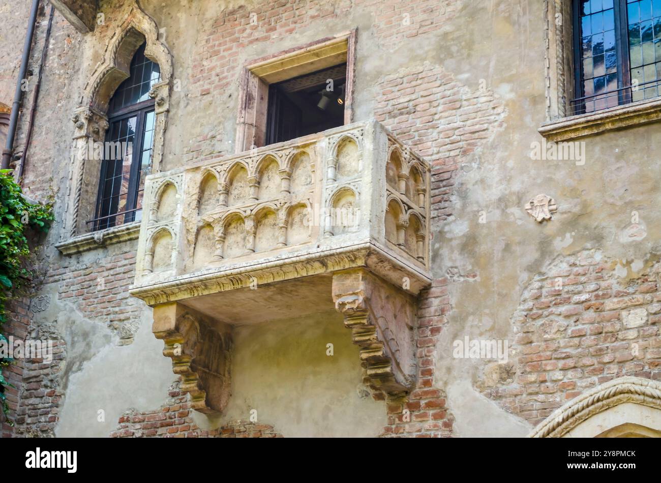 The famous balcony of Romeo and Juliet at Casa di Giulietta, in Verona ...