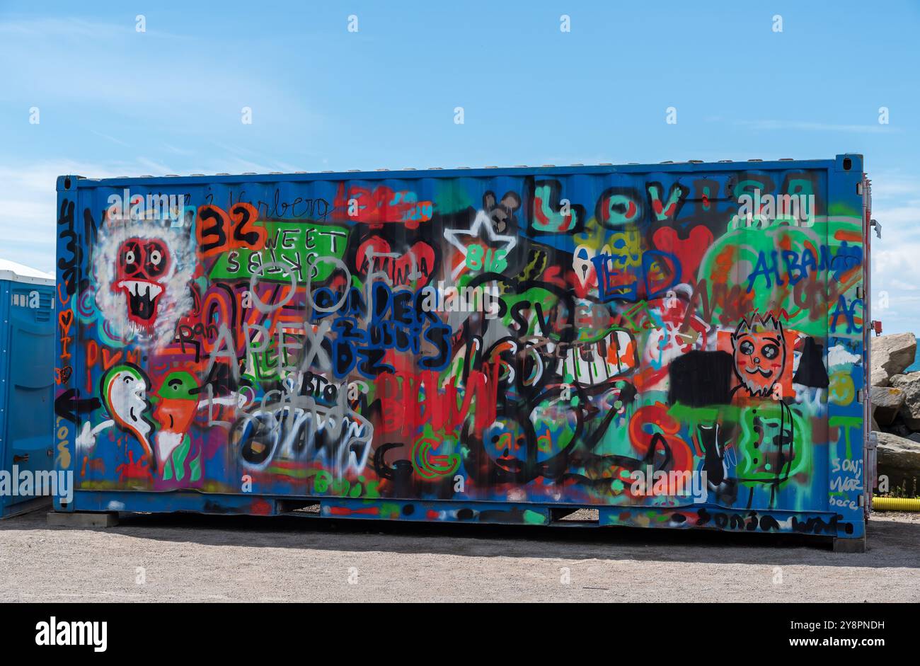 Graffiti shipping container hi-res stock photography and images - Alamy