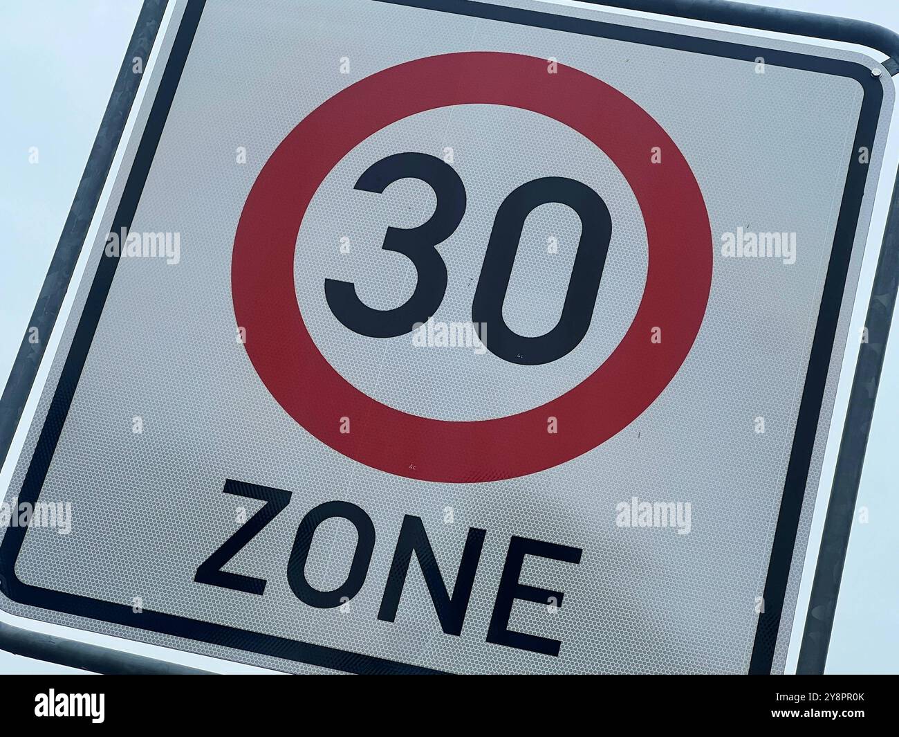 Verkehrszeichen 30er Zone 30 km/h *** Traffic sign 30 zone 30 km h Copyright: xmix1pressx Stock ...