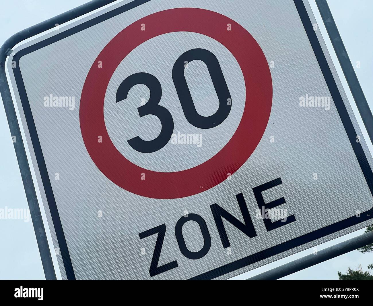 Verkehrszeichen 30er Zone 30 km/h *** Traffic sign 30 zone 30 km h Copyright: xmix1pressx Stock ...