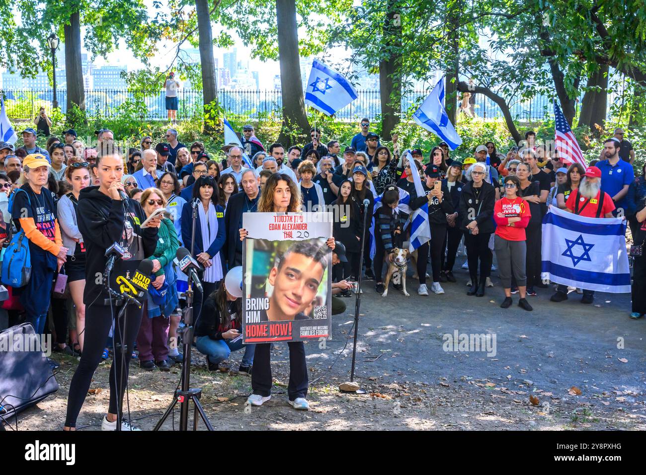 New York, USA. 6th Oct, 2024. Yael Alexander, (L), mother of Edan ...