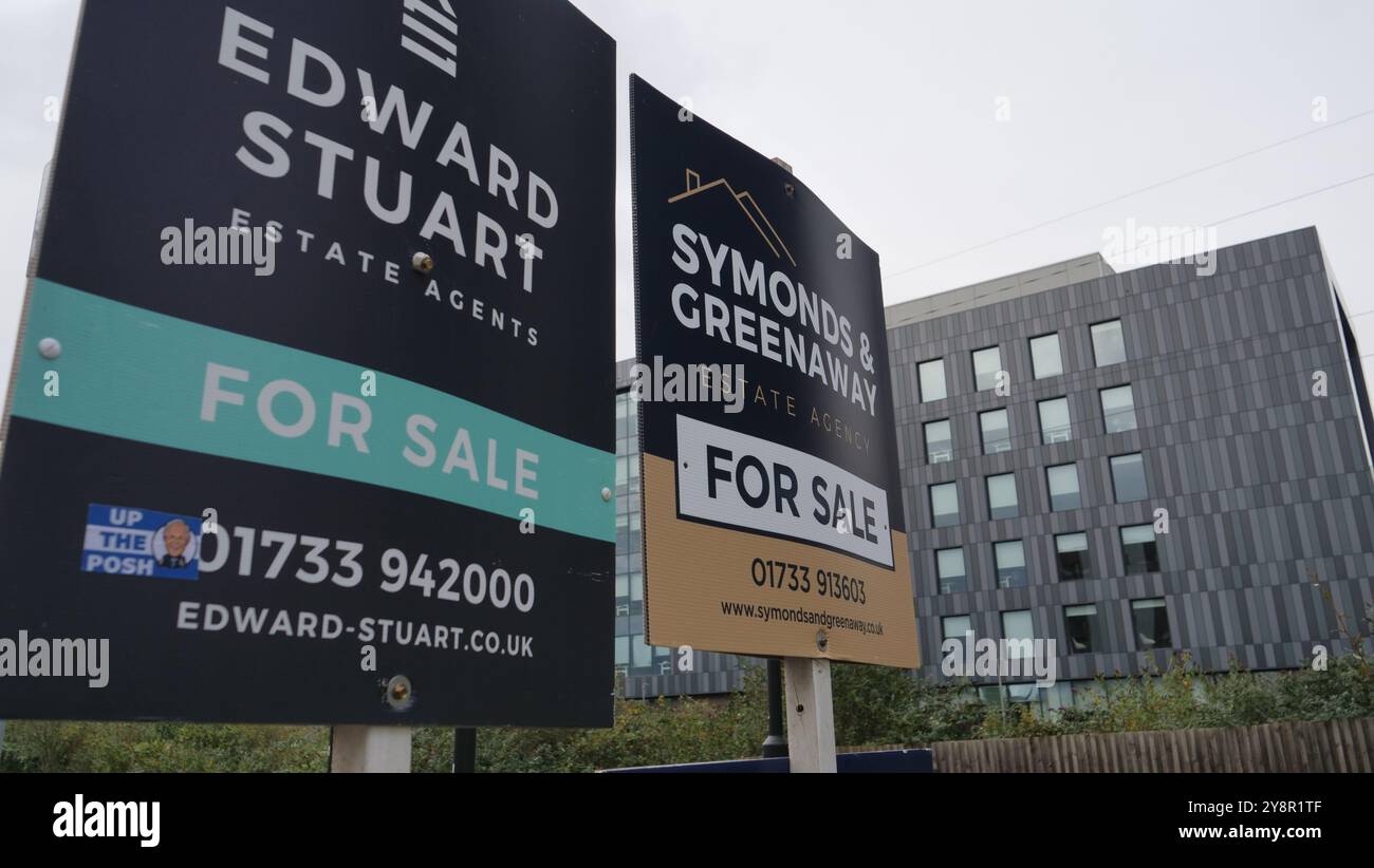 For sale sign outside of houses hi-res stock photography and images - Alamy