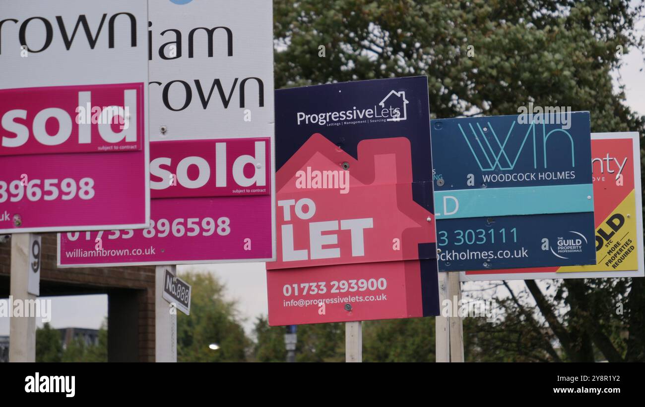 House for sale signs street hi-res stock photography and images - Alamy