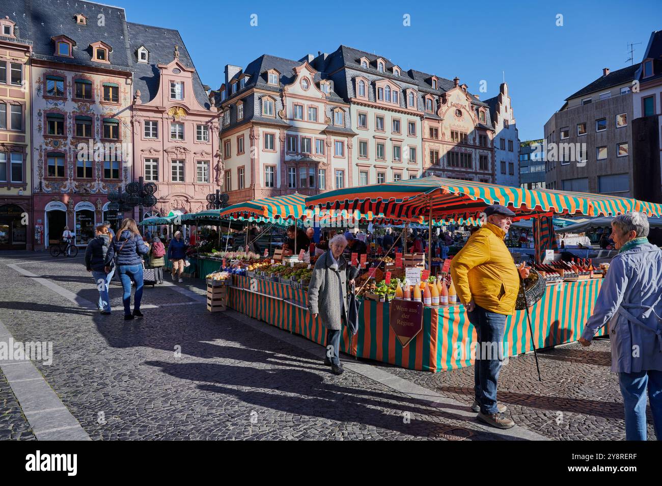 Weekly market with peoples buying fresh food in Mainz Stock Photo - Alamy