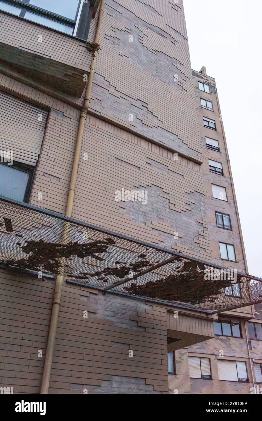 Tiles falling from a residential skyscraper in Porto, only secured by a ...