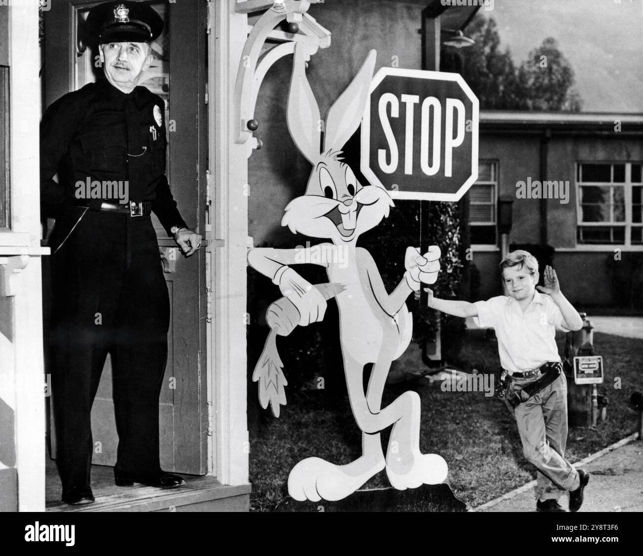 BUGS BUNNY display placed at gate / entrance to Warner Brothers Studios ...