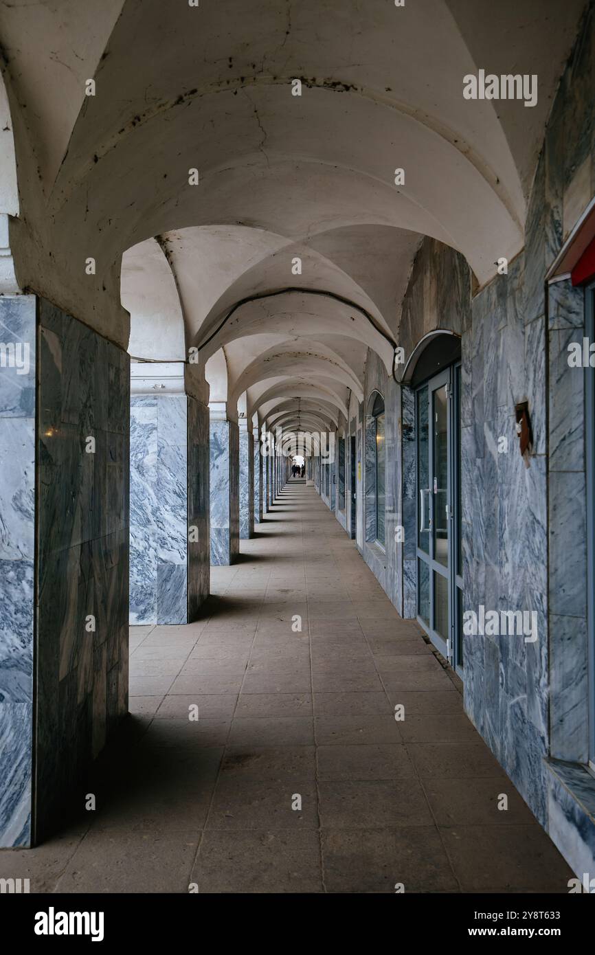 Corridor with rows of columns Stock Photo - Alamy