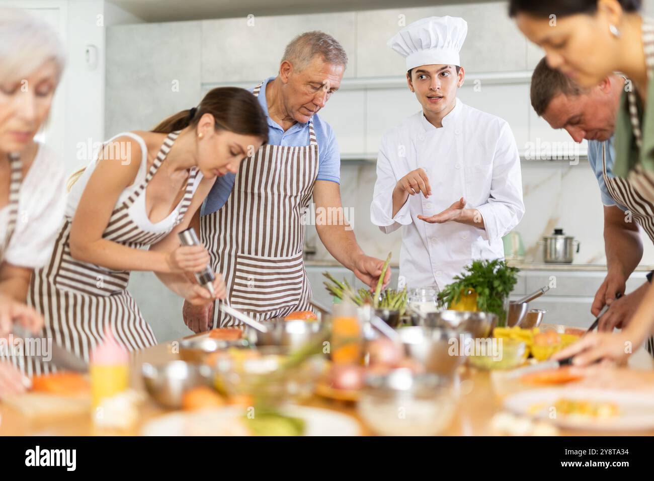 Male chef leading cooking class hi-res stock photography and images - Alamy