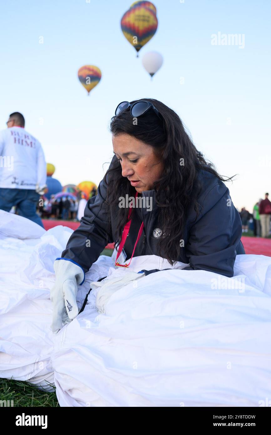 Lisa Jaramillo of the Kiwanis Club of Santa Fe helps untie the Zozobra ...