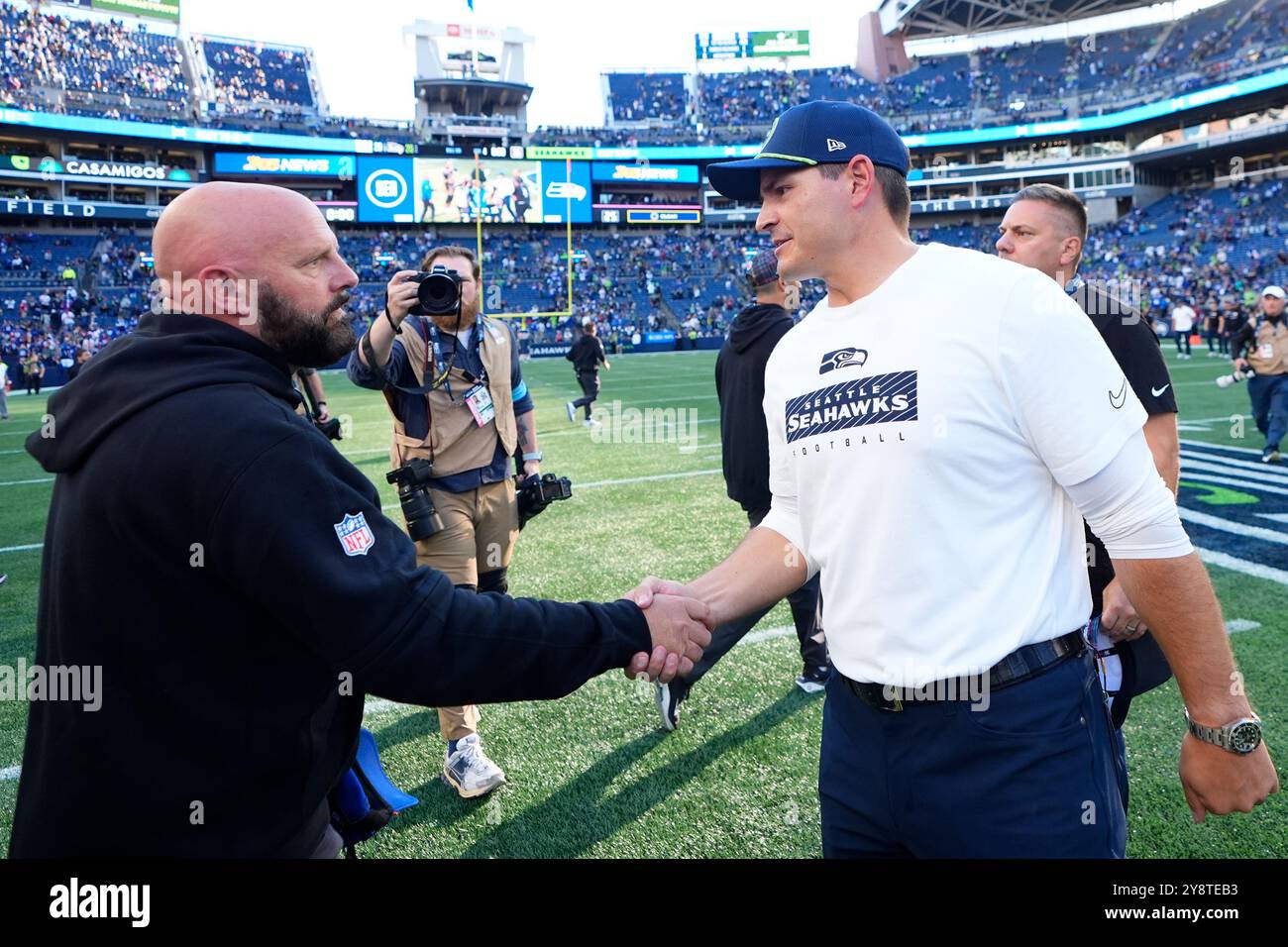 New York Giants head coach Brian Daboll, left, and Seattle Seahawks ...