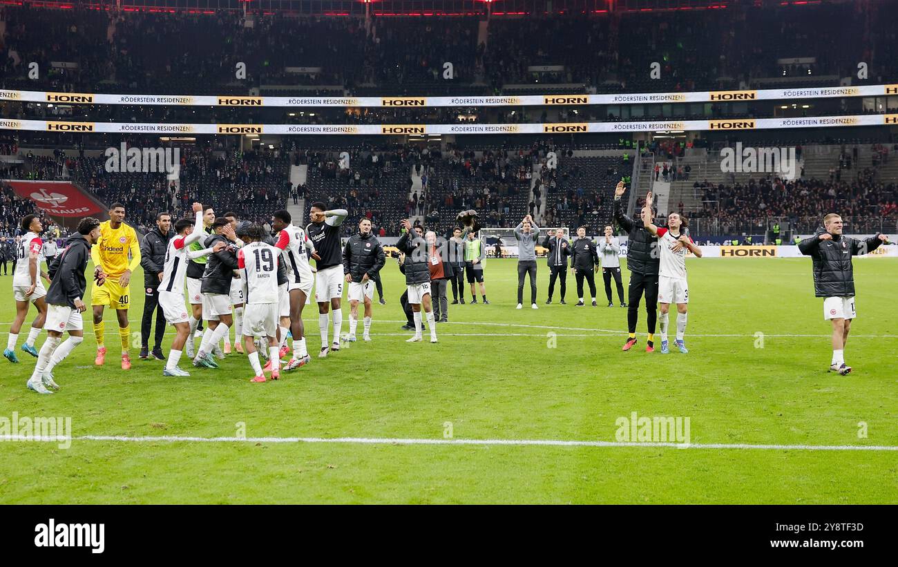 Die mannschaft von eintracht frankfurt feiert mit ihren fans hi-res ...