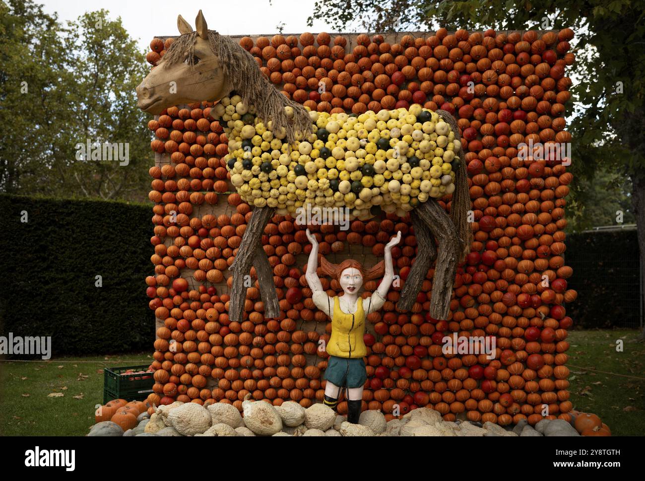 Figure of Pippi Longstocking lifting her horse Little Uncle, pumpkin ...
