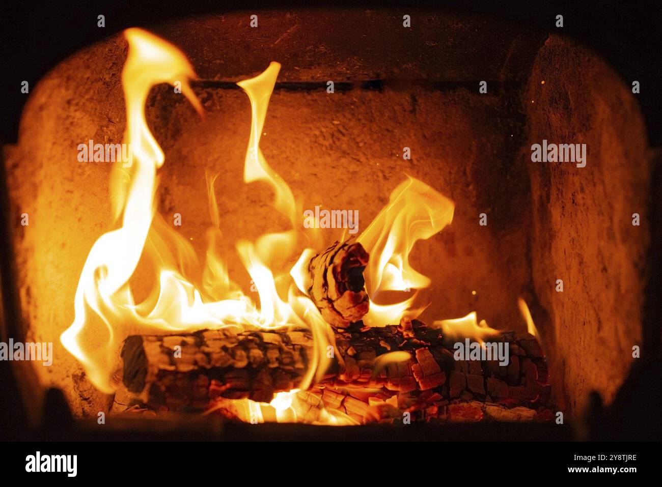 Flame of Wooden logs being burn inside stove Stock Photo - Alamy