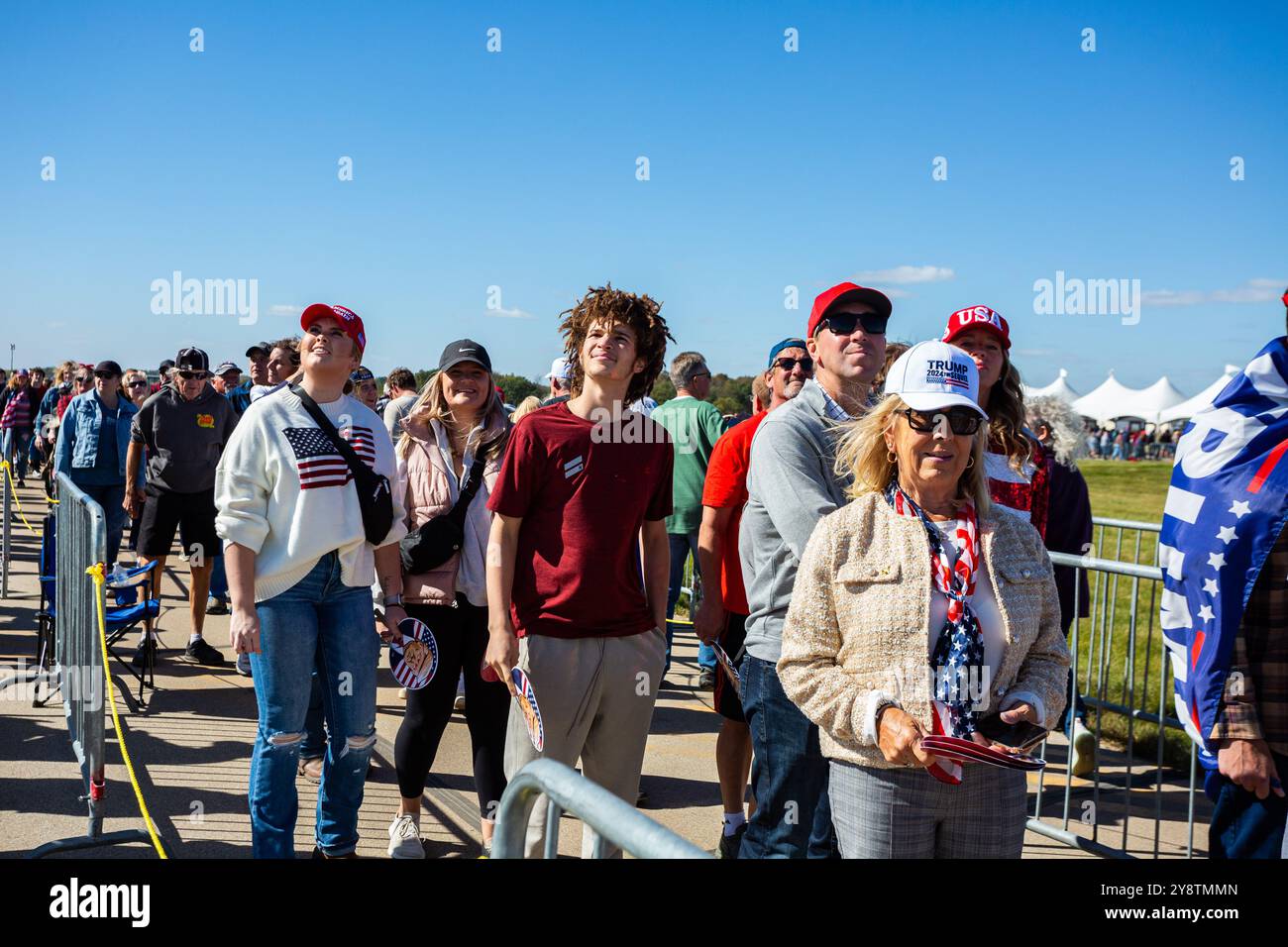 Attendees in line hi-res stock photography and images - Alamy