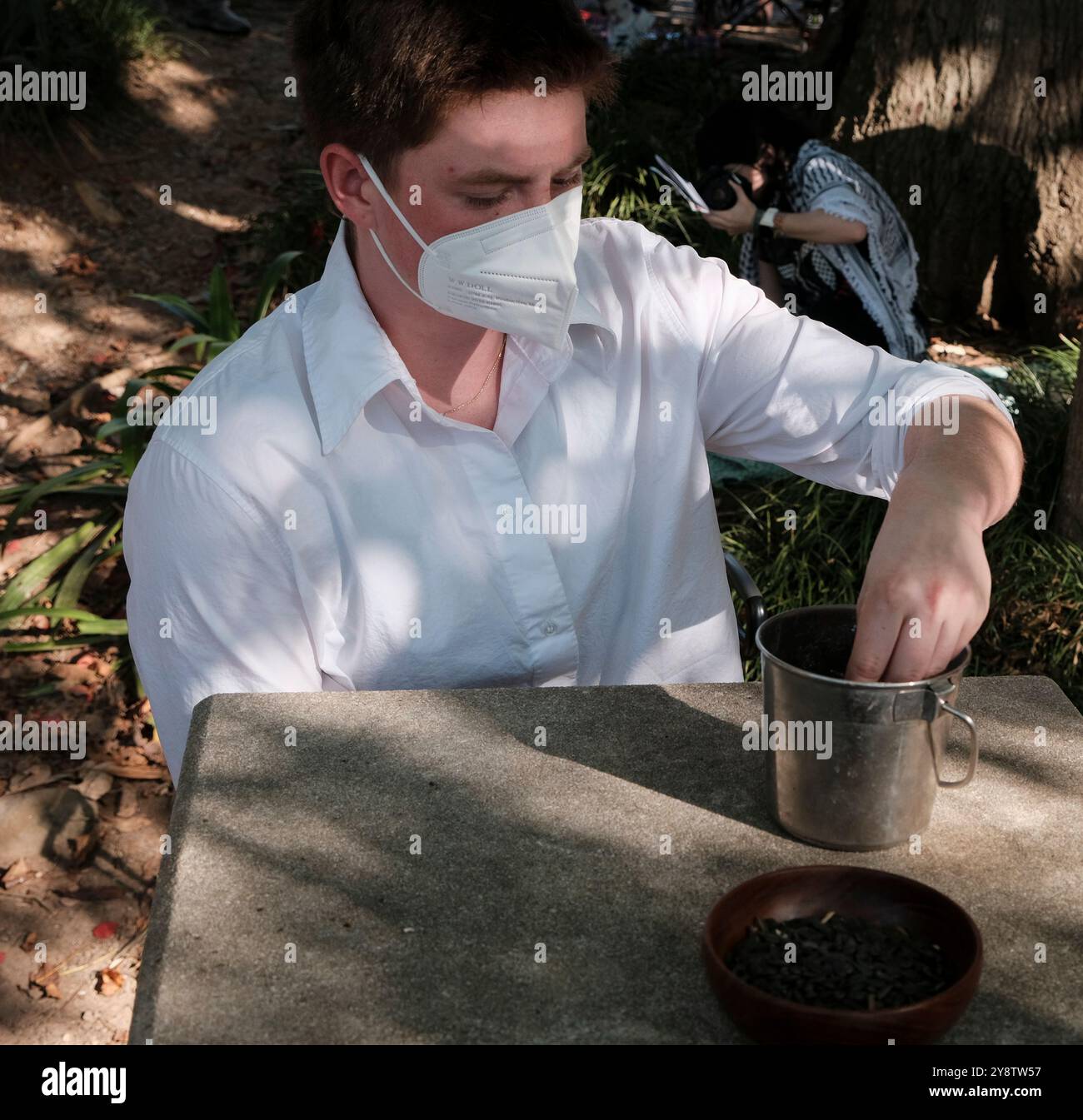 Atlanta, Georgia, USA. 6th Oct, 2024. In Atlanta, a participant gathers ...