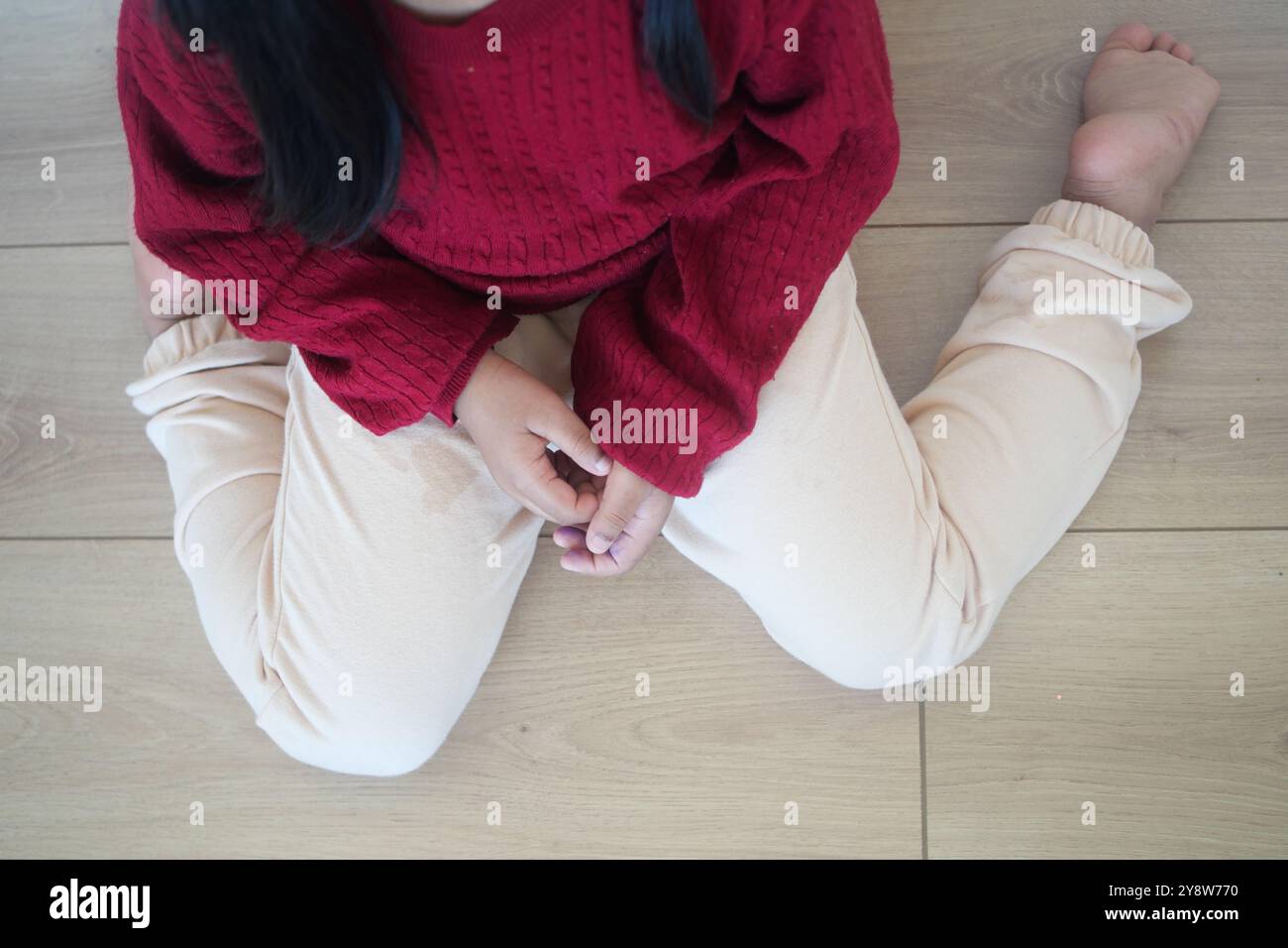 child sitting W posture on the floor Stock Photo - Alamy