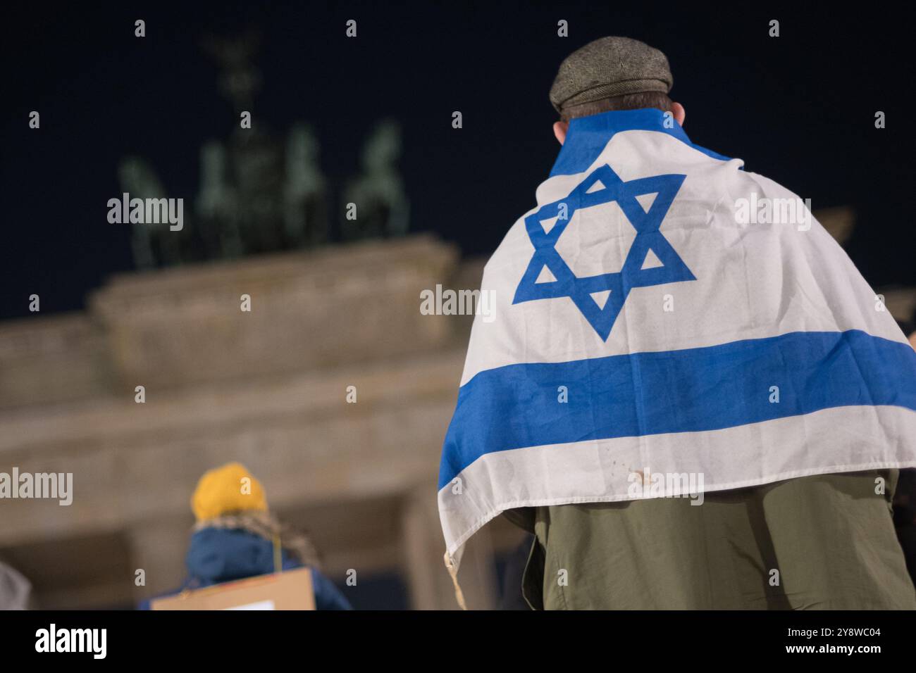 Berlin, Germany. 07th Oct, 2024. Participants stand at a "Never Forget ...