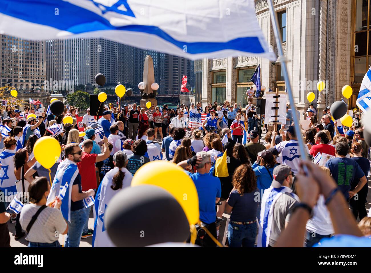 Chicago, USA. 6th Oct 2024. Groups supporting both Palestine and Israel ...