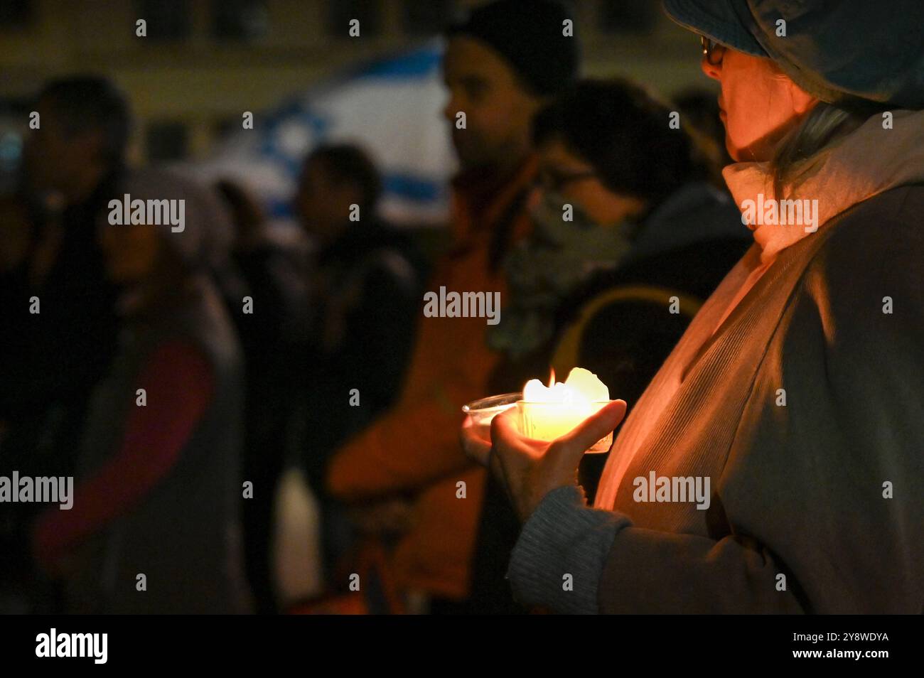 Berlin, Germany. 07th Oct, 2024. Participants stand at a "Never Forget ...