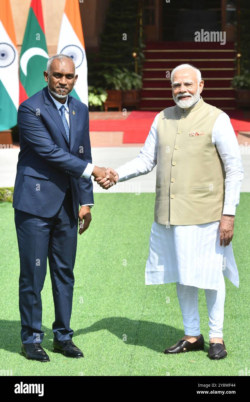 Indian Prime Minister Narendra Modi, right, and Maldives President ...