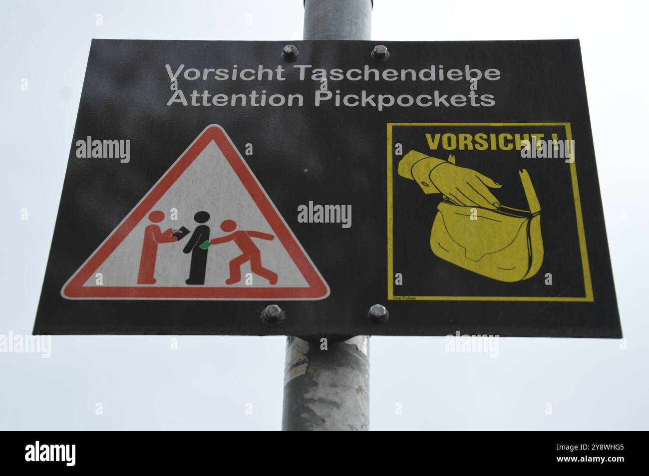 Attention pickpockets sign hi-res stock photography and images - Alamy