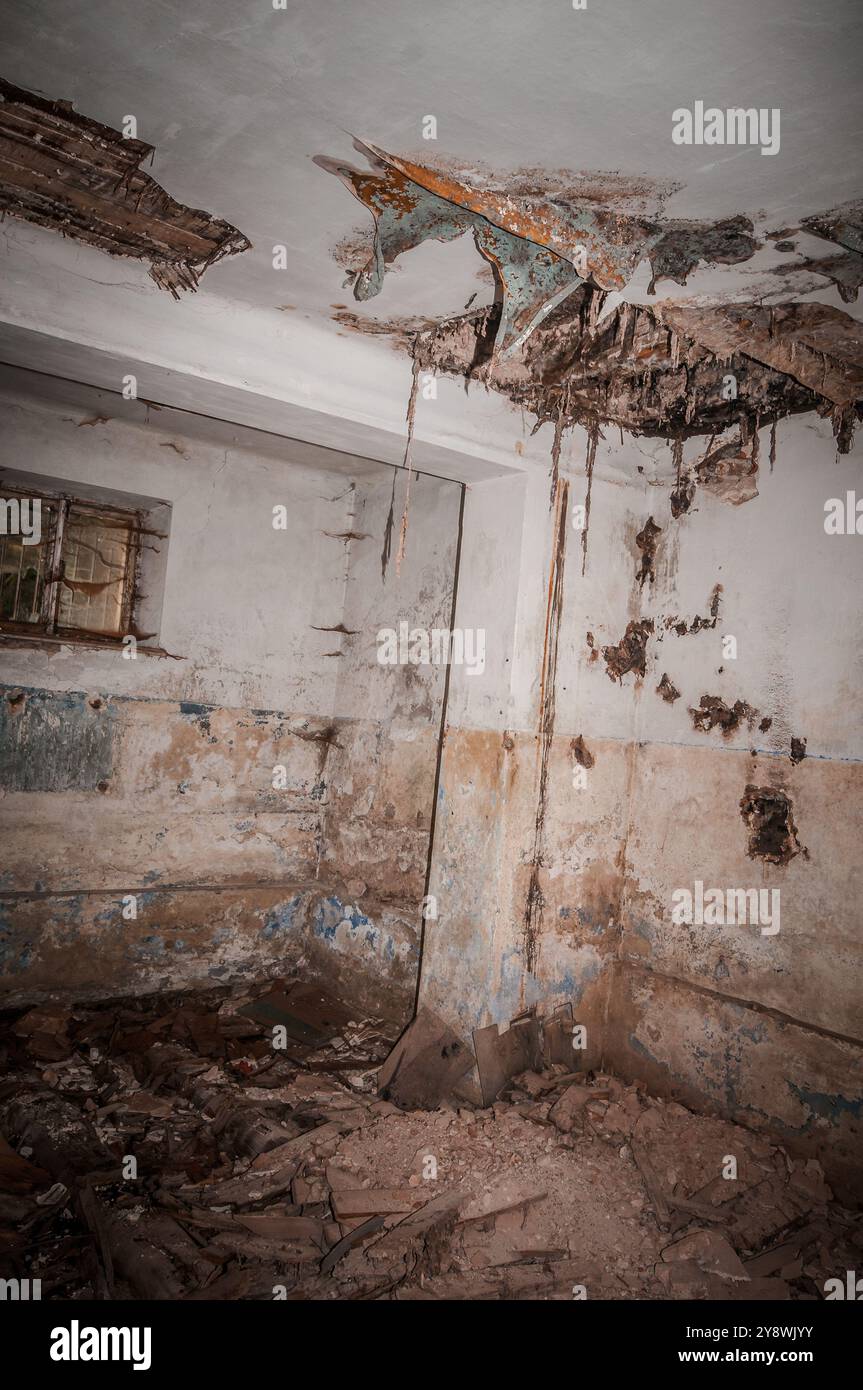 Abandoned Room with Crumbling Walls and Water Damage Stock Photo - Alamy