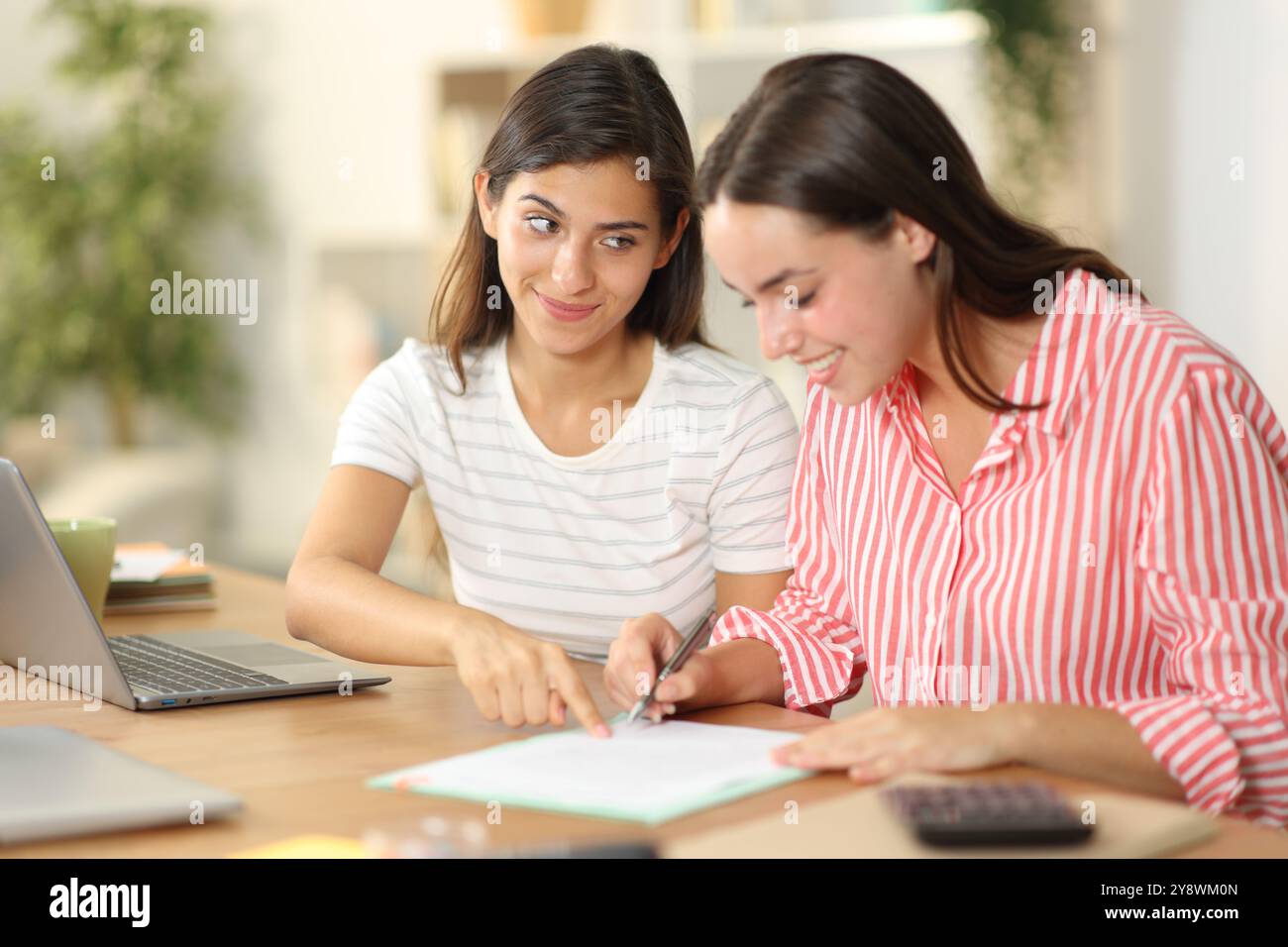 Cheating the buyer hi-res stock photography and images - Alamy