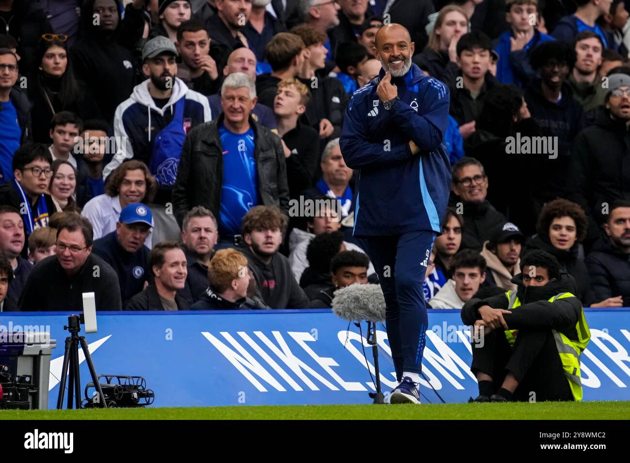 LONDON, ENGLAND - OCTOBER 6: Nottingham Forest FC head coach Nuno ...