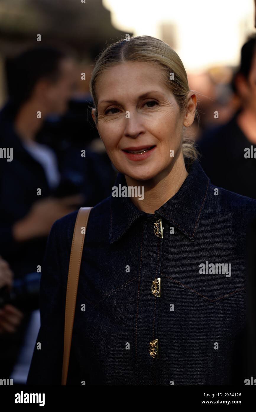 Kelly Rutherford wearing a sober denim outfit, a denim jacket/overshirt ...