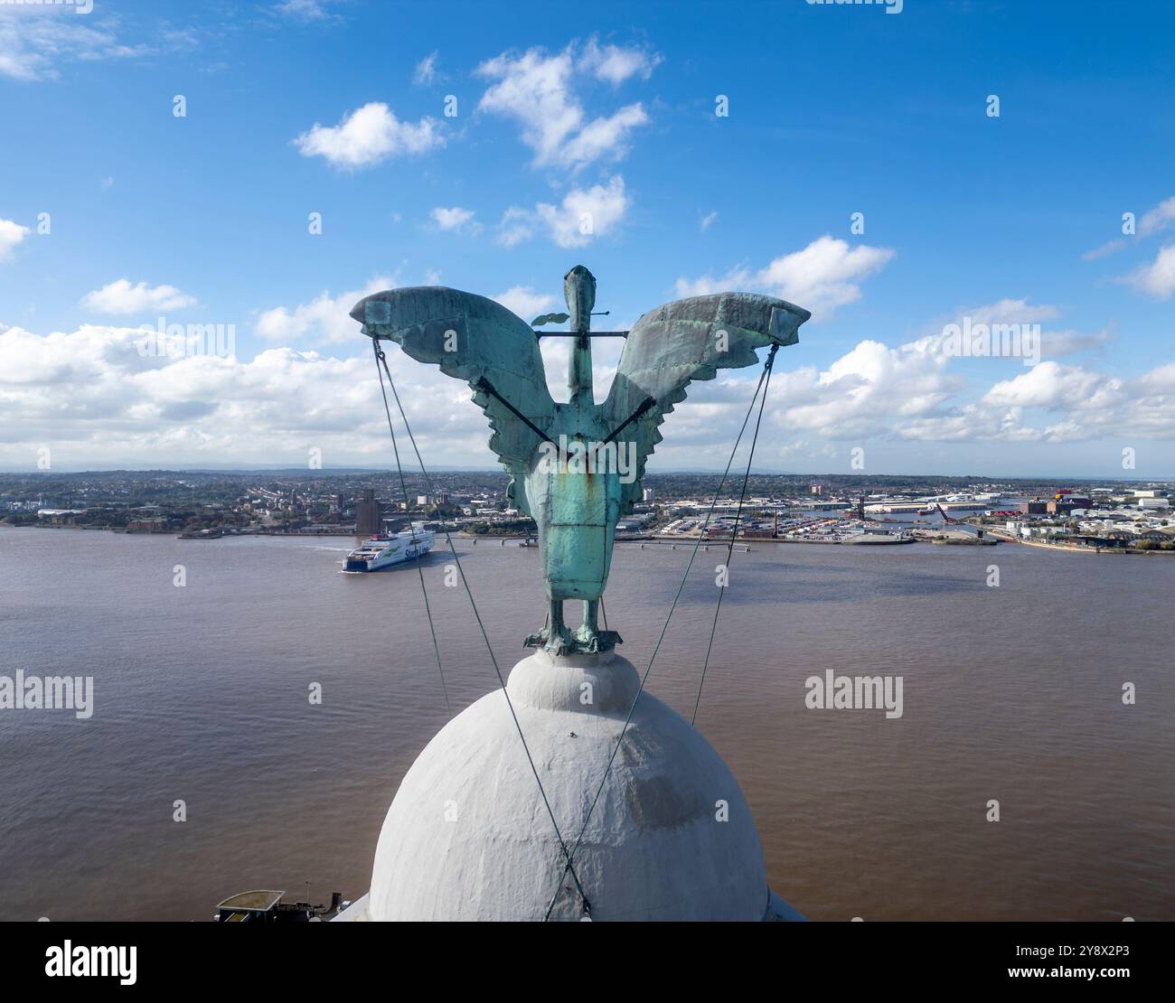 Buildings river mersey royal liver building hi-res stock photography ...
