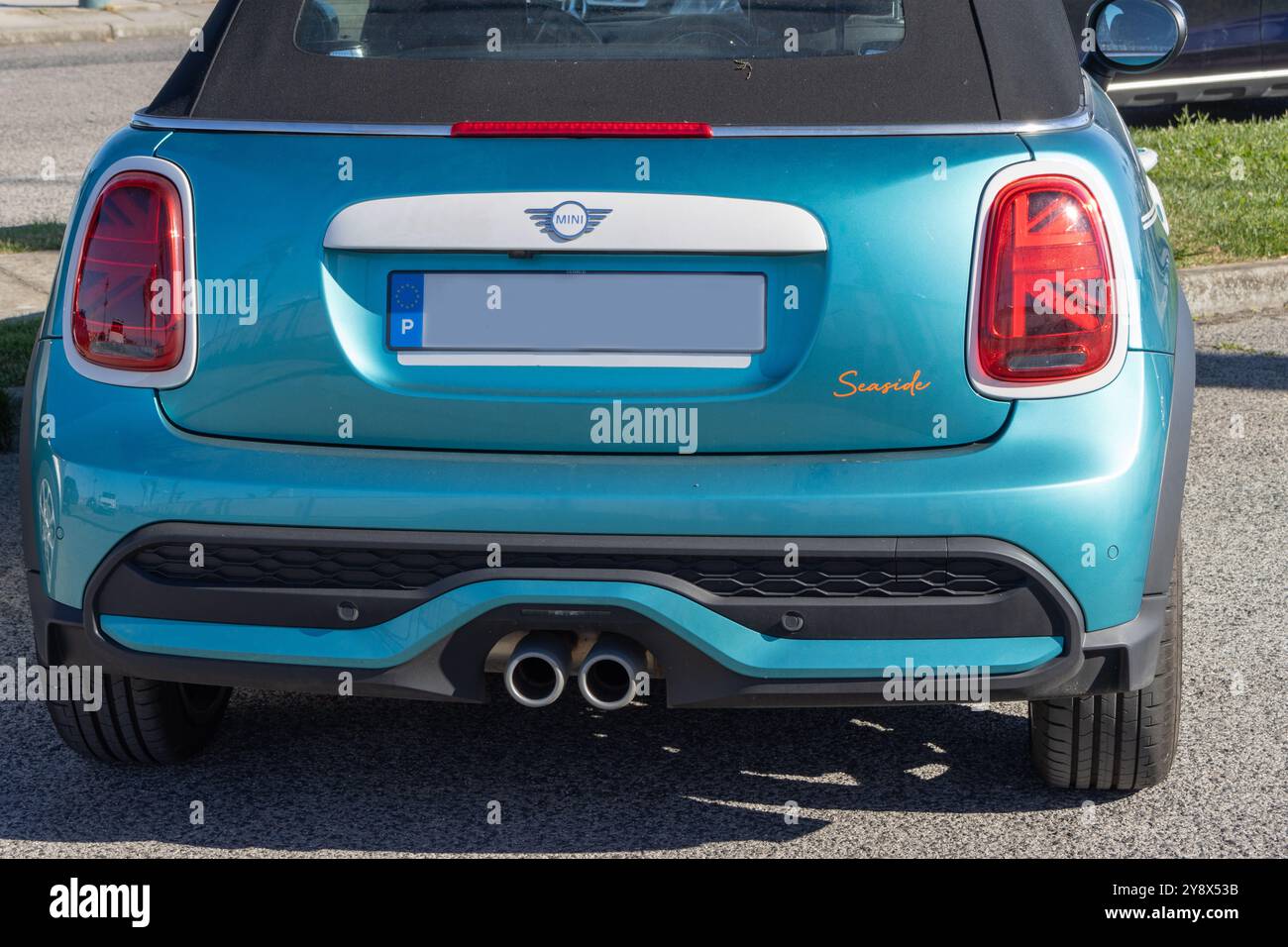 Mini cooper badge hi-res stock photography and images - Alamy
