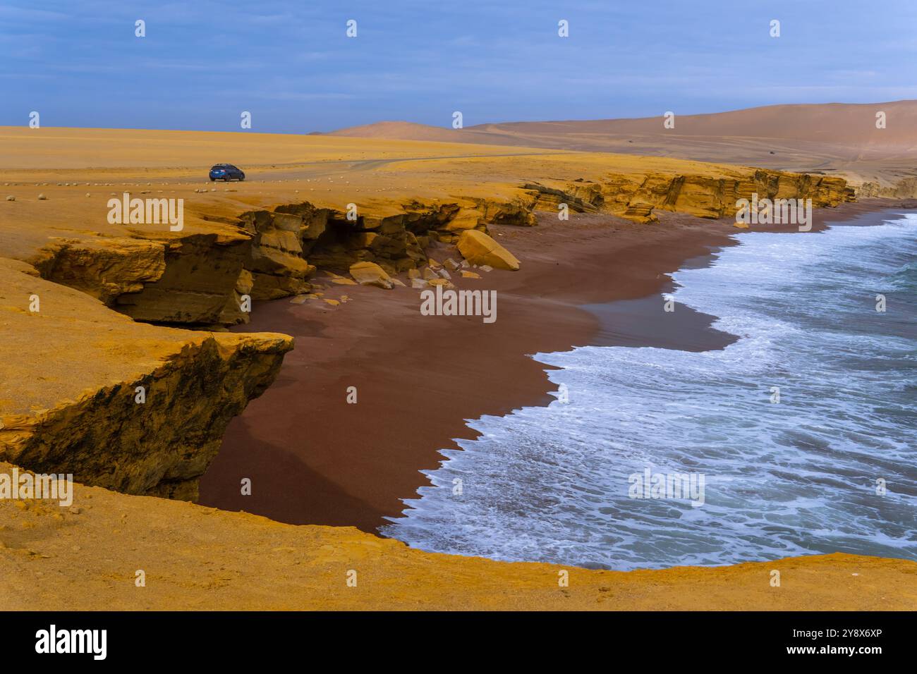Car driving on beach hi-res stock photography and images - Alamy