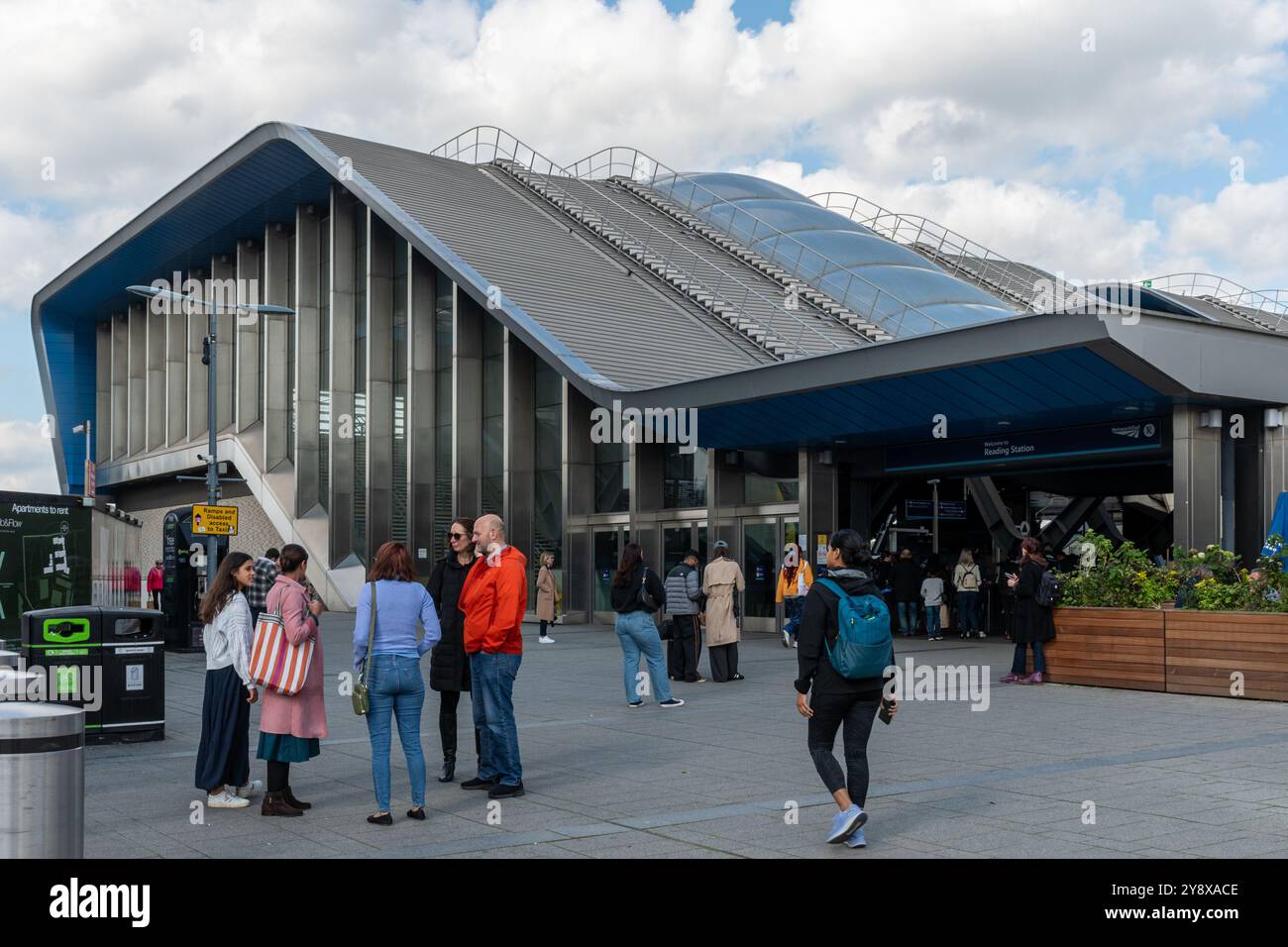 Reading Station, view of the railway station in the Berkshire town ...