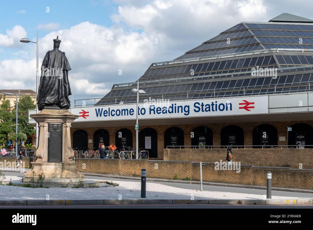 Reading Station, view of the railway station in the Berkshire town ...