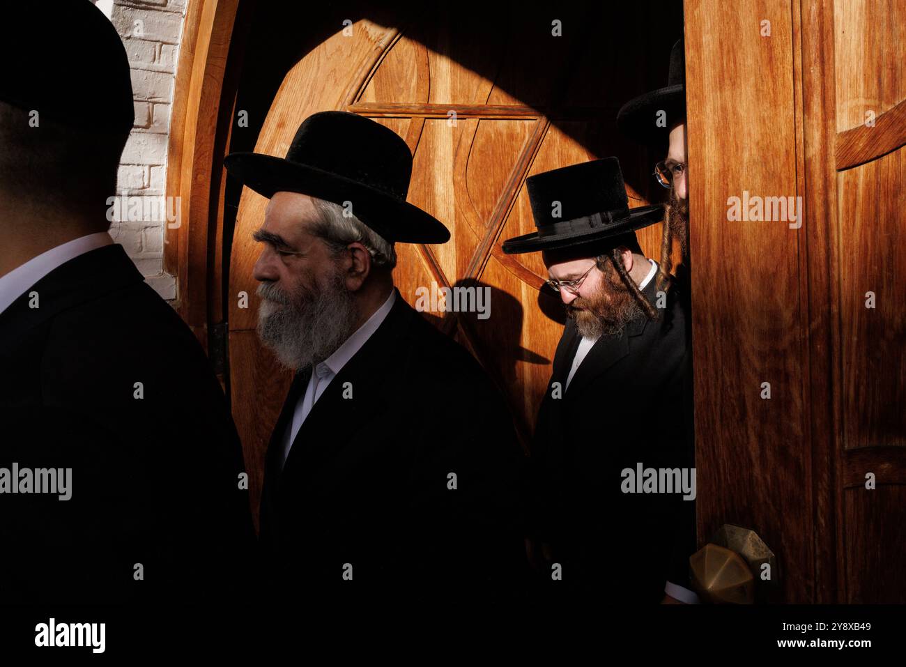 Members of the Jewish community leave the synagogue to listen to ...