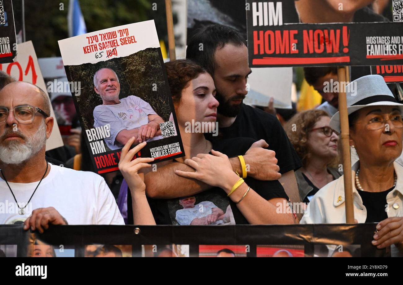 Hostage and bereaved families gather outside Israeli Prime Minister ...