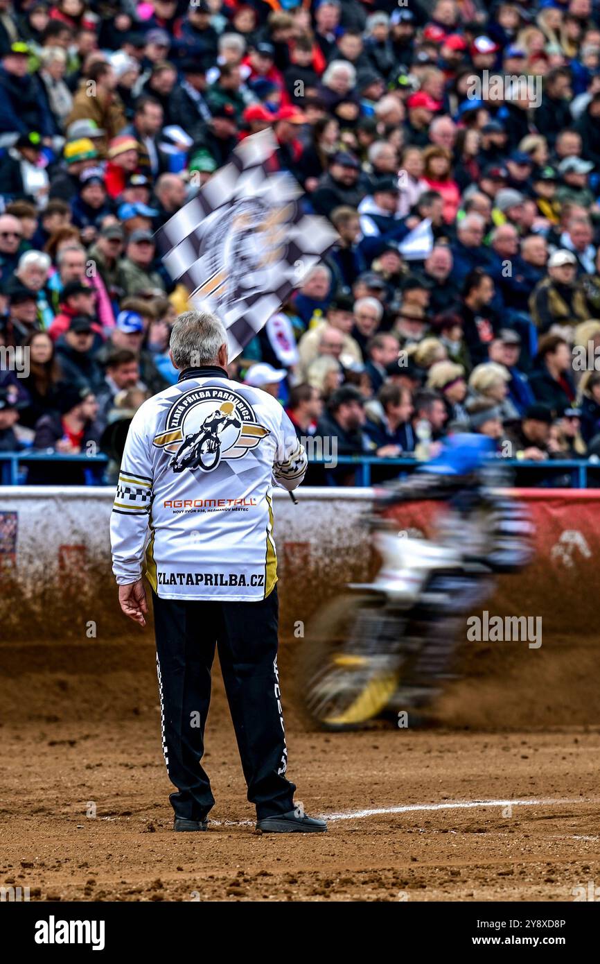 Golden helmet motorcycle speedway racing hi-res stock photography and ...
