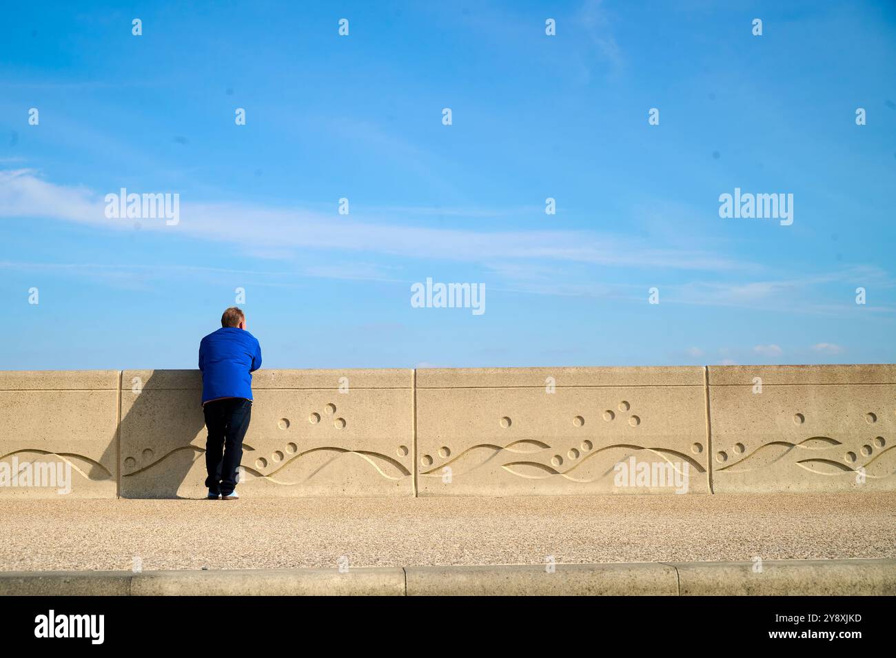 Man leaning concrete wall hi-res stock photography and images - Alamy
