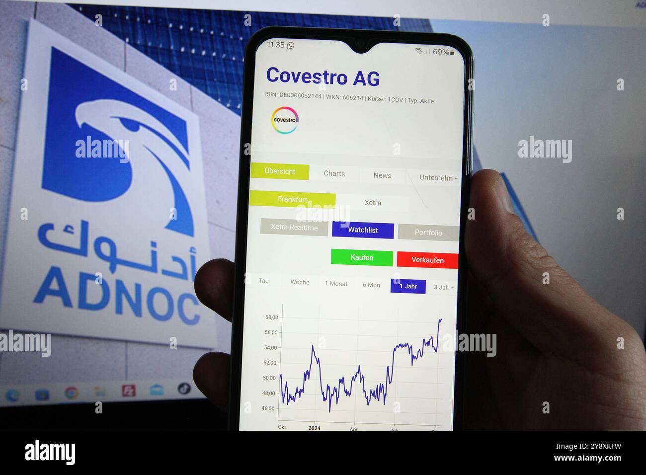 Auf einem Smartphone wurde der Aktienkurs vom Leverkusener Werkstoffhersteller Covestro AG ...