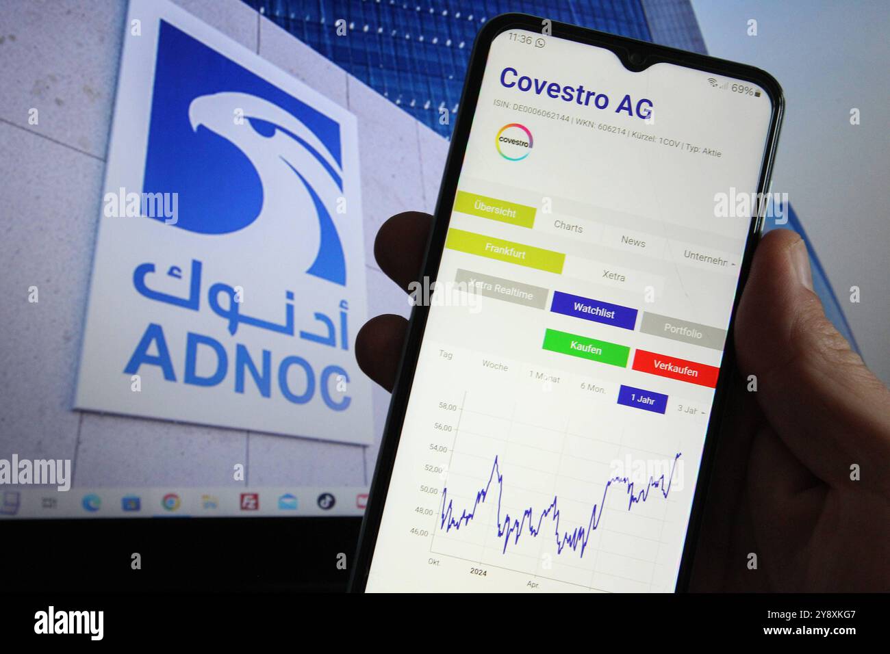 Auf einem Smartphone wurde der Aktienkurs vom Leverkusener Werkstoffhersteller Covestro AG ...