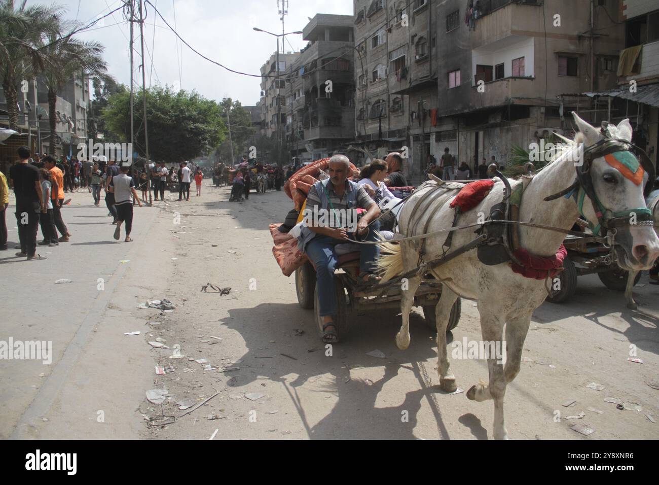 (241007) -- JABALIA, Oct. 7, 2024 (Xinhua) -- Palestinians evacuate ...