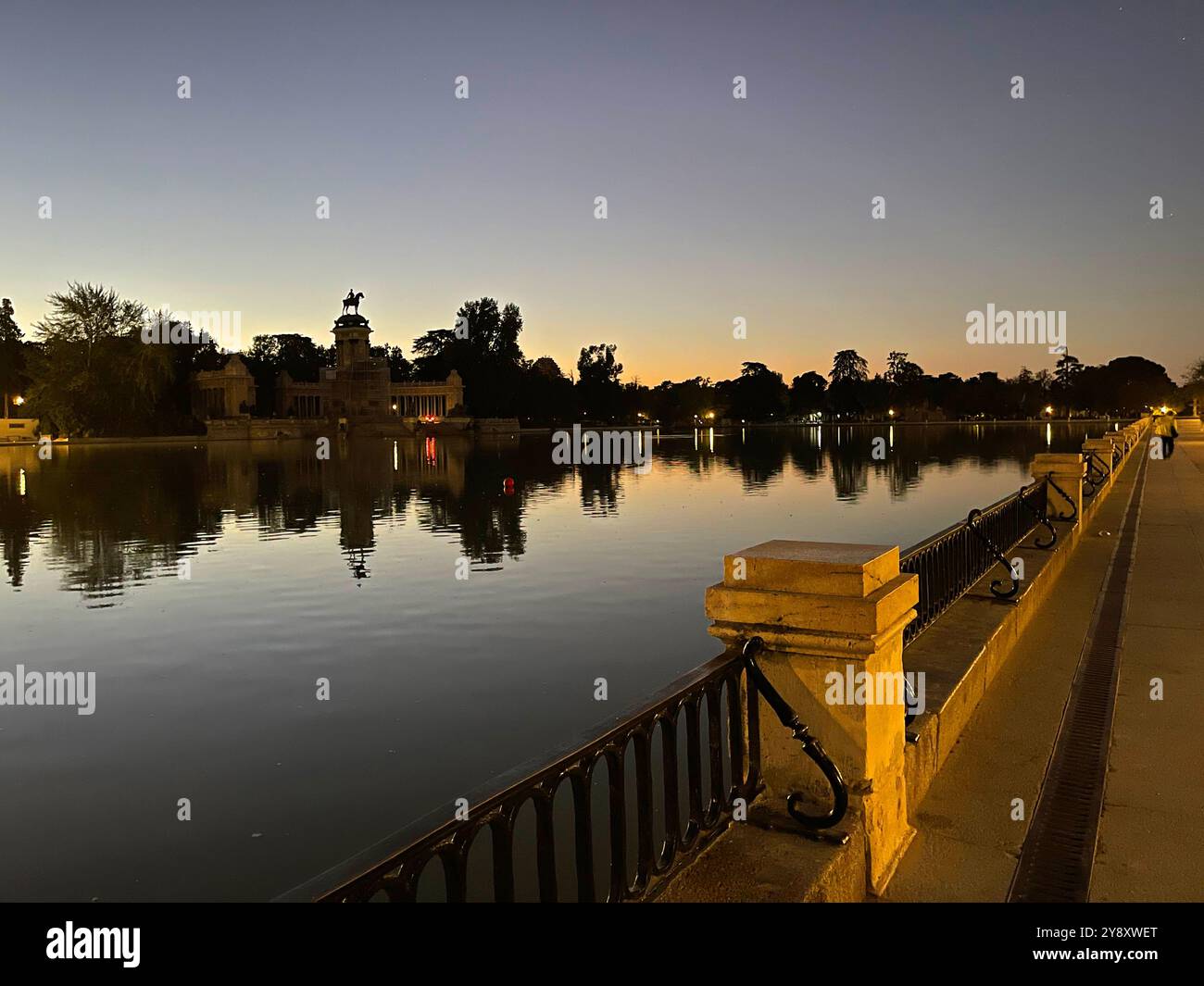 Pond, night view. El Retiro park, Madrid, Spain Stock Photo - Alamy