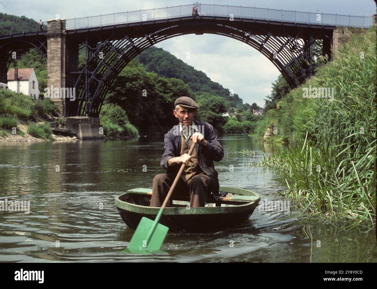 Eustace Rogers coracle maker on River Severn at Ironbridge 1981 PICTURE ...