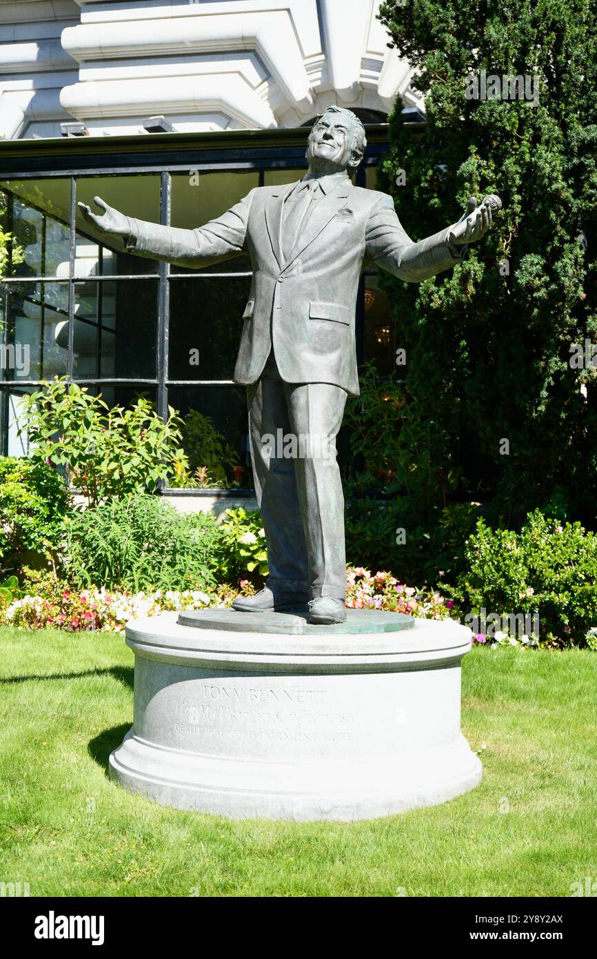 The statue of Tony Bennett outside The Fairmont Hotel on Mason St Stock ...