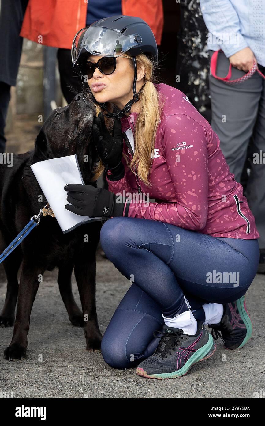 Ashreigney, UK. 7th Oct. Pucker Up ! Amanda Holden makes friends with a ...