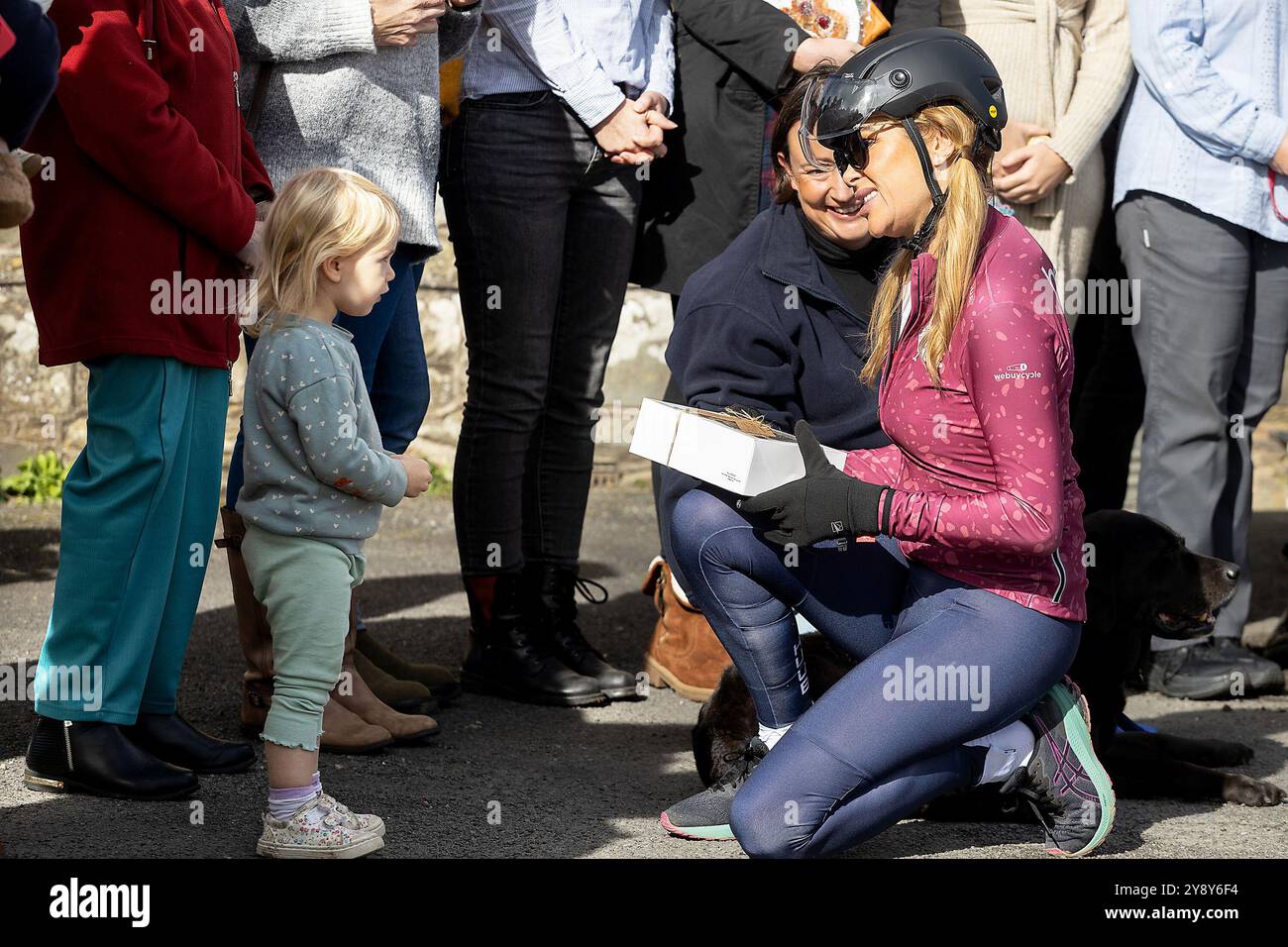 Ashreigney, UK. 7th Oct. Amanda Holden makes friends with Winnie ...