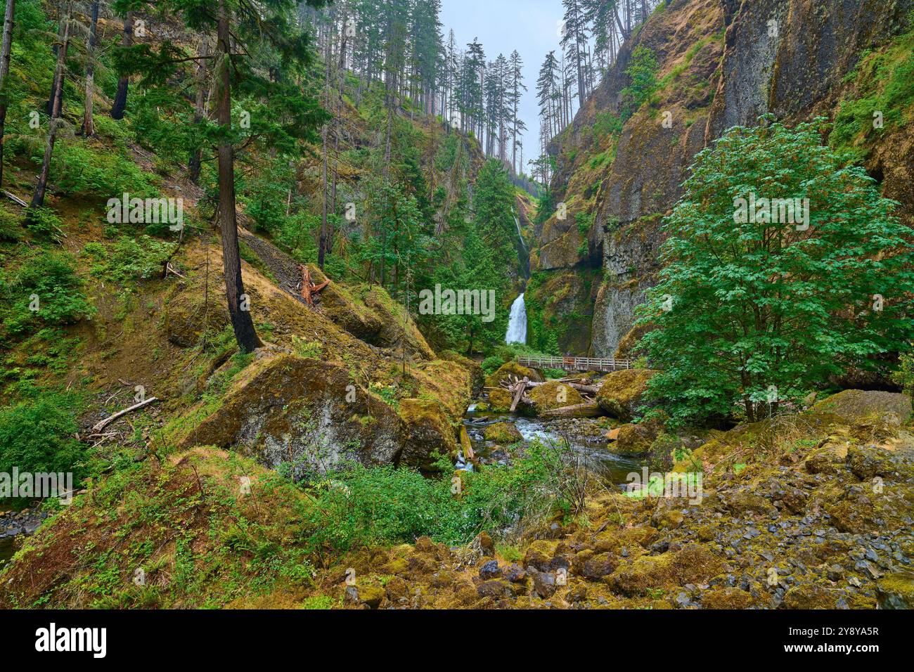 Rock wall mountain river falls hi-res stock photography and images - Alamy