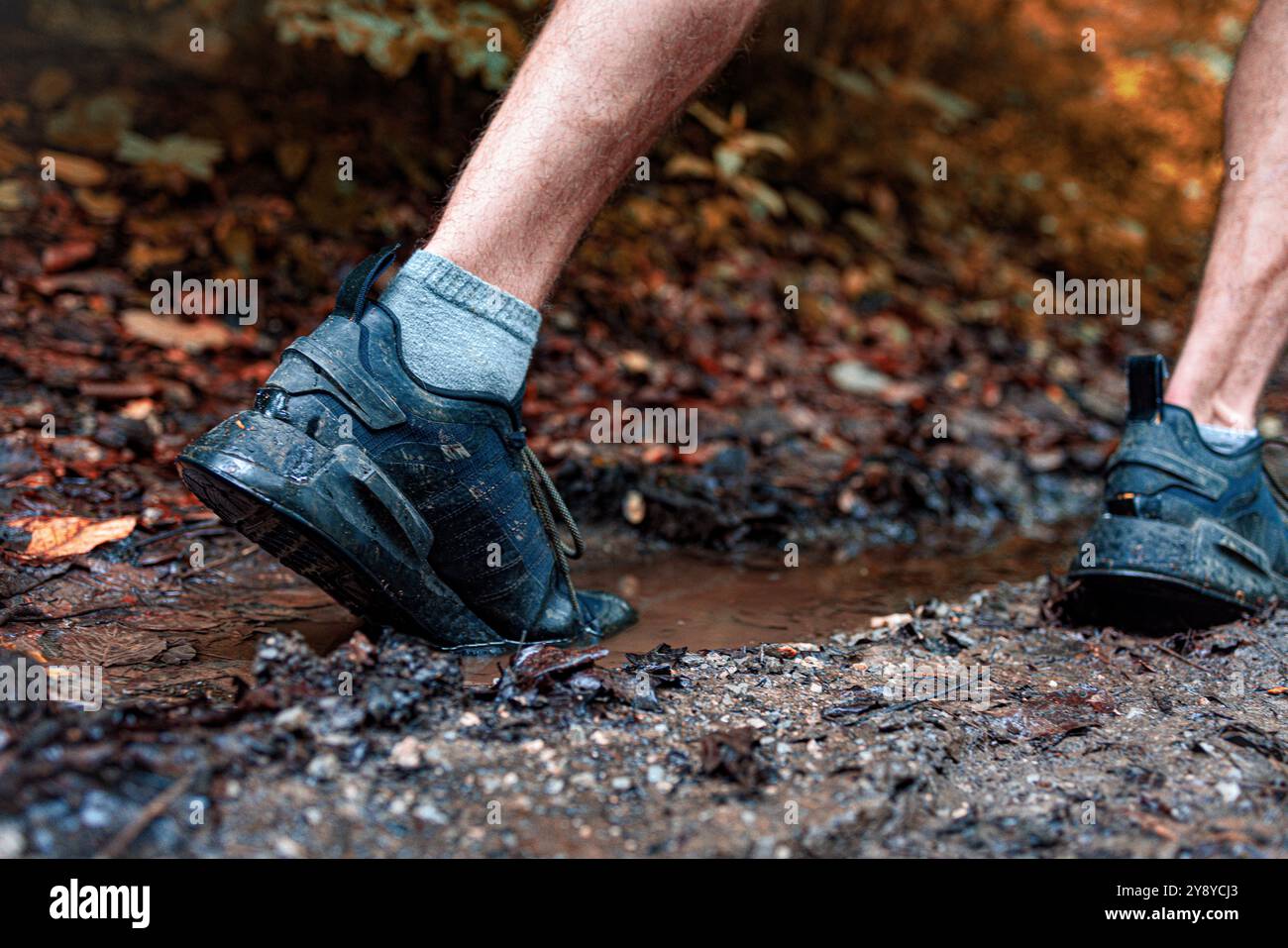 Off road male trail runner stepped into the muddy puddle Stock Photo - Alamy