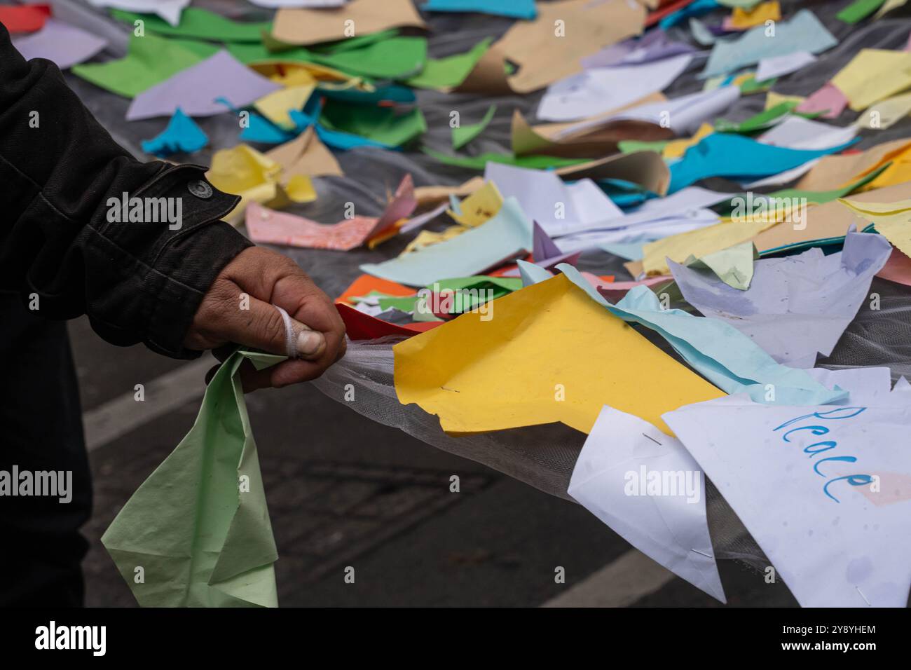 Melbourne, Australia. 06th Oct, 2024. A man holds up the paper kite ...