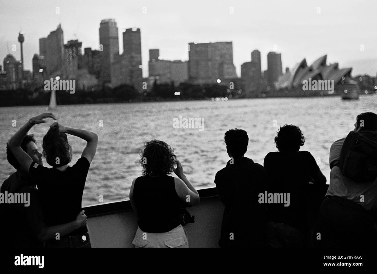 Looking at the view of Sydney harbour from a ferry boat. y Australia ...